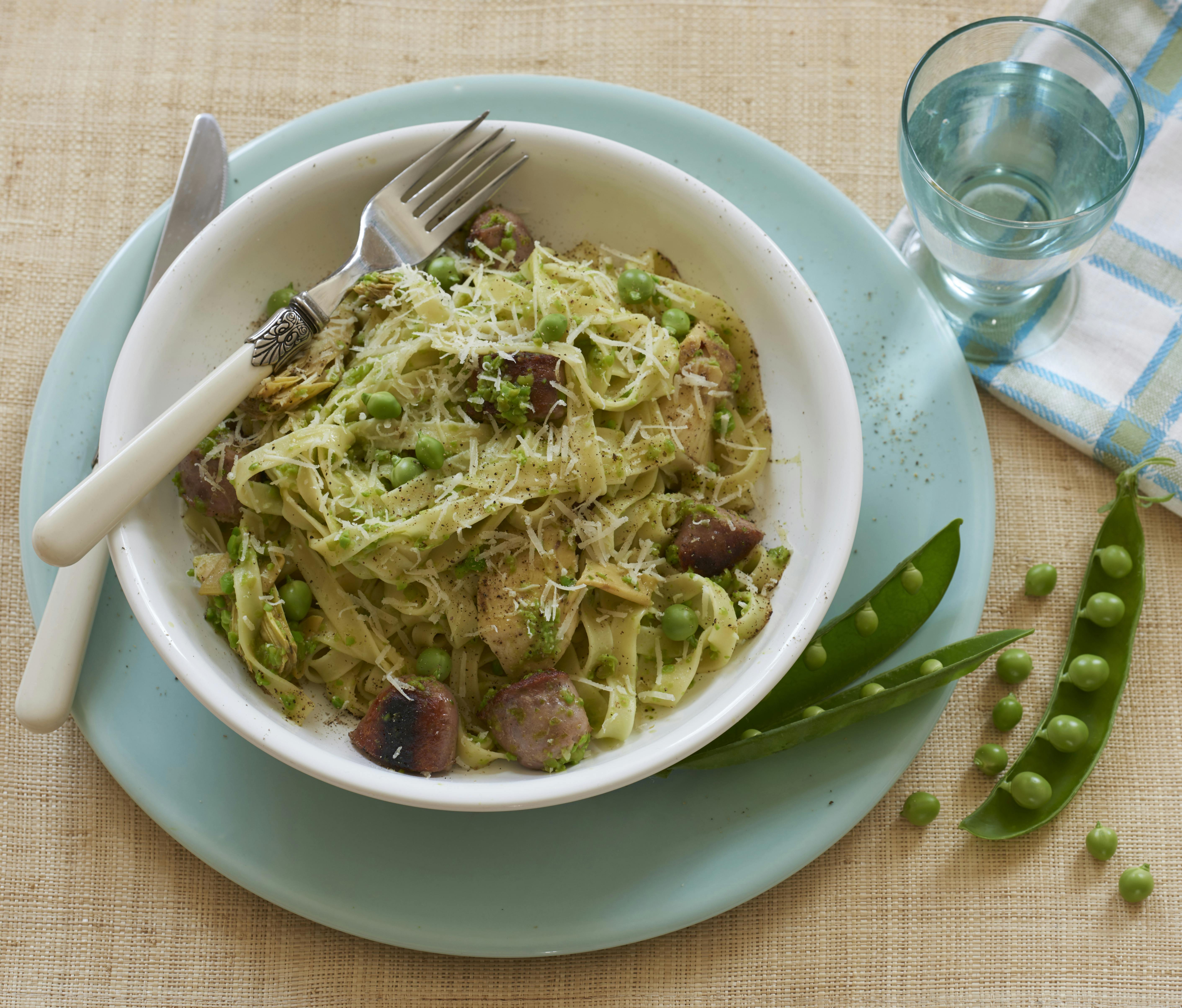 Pasta med små pølser og ærter | Familie Journal